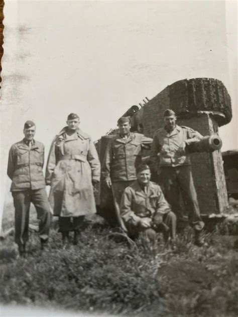 Original Wwii Photograph German Captured Tank Us Soldiers Standing