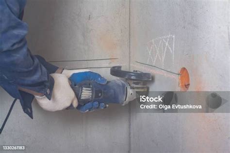 작업자가 전기 콘센트에 전기 케이블을 놓기 위해 분쇄기로 벽의 구멍을 잘라 강철에 대한 스톡 사진 및 기타 이미지 강철 건설 기계류 건설 산업 Istock