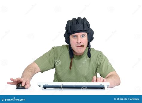 Homem Engraçado No Capacete Do Tanque E Charuto Que Joga No Jogo Parte