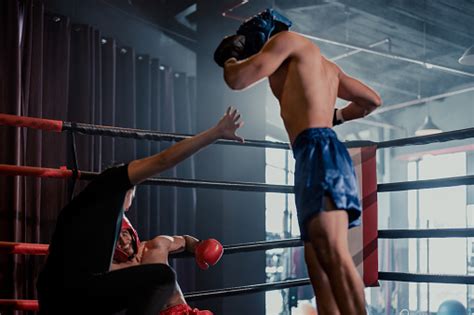 권투 경기에서 심판의 역할은 각 라운드 동안 규칙을 시행하는 것이며 경기가 시작되기 전에 선수에게 조언합니다 권투 선수의 건강이 위험한시기를 결정합니다 라운드가 끝났을 때