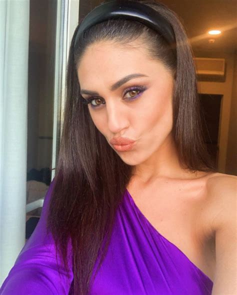 Cecilia Rodriguez Instagram Curve Strizzate Nel Micro Costume