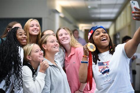 Paralympian Sydney Satchell 10 Speaks With Walkers Athletes The Ethel Walker School