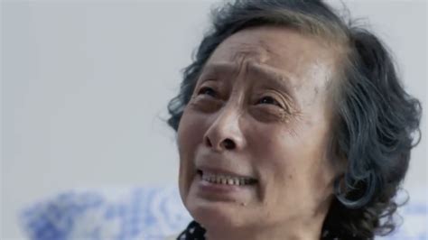 女人多年后带着儿子回国，看到年迈老母亲，心里绷不住了腾讯新闻