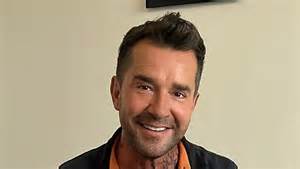 Mathieu Ceschin Lamour Est Dans Le Pré Exténué Par Nuits Agités De