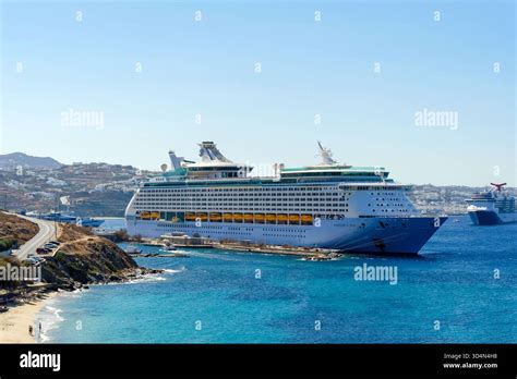 Mykonos Kykladen Griechenland Kreuzfahrtschiff Voyager Of The Seas Liegt In Der Hafenbucht