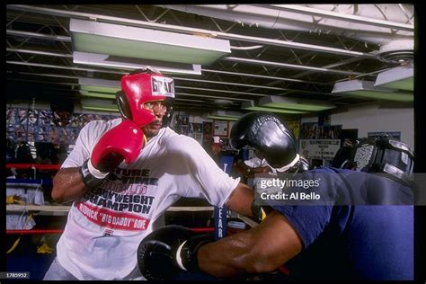 Riddick Bowe Spars While In Training In Palm Springs California News