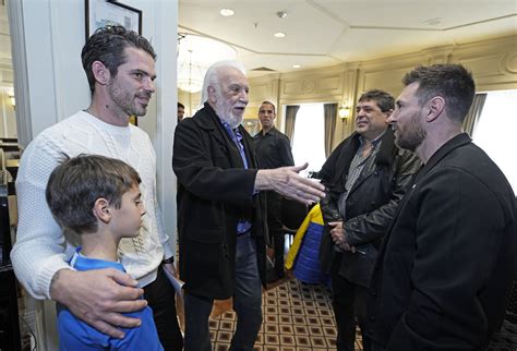 El Show De Abrazos De Lionel Messi En El Hotel Antes Del Partido