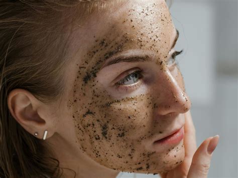 Чому косметологи не радять використовувати кавову гущу як скраб для обличчя