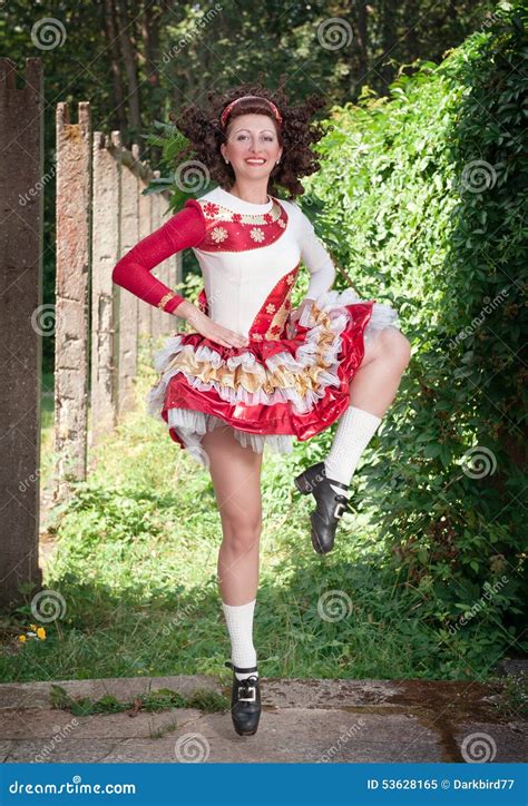 Jonge Vrouw In Het Ierse Van De Danskleding En Pruik Dansen Stock Afbeelding Image Of Volks