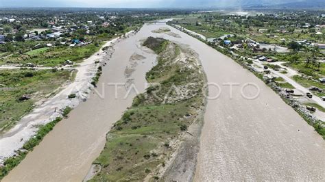 River Sedimentation Antara Foto