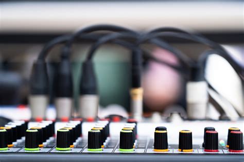 Hifi 시스템 콘솔 제어판 오디오 장비 디지털 스튜디오 믹서 제어판 클로즈업 흐림 기법 사용 0명에 대한 스톡 사진 및 기타 이미지 Istock