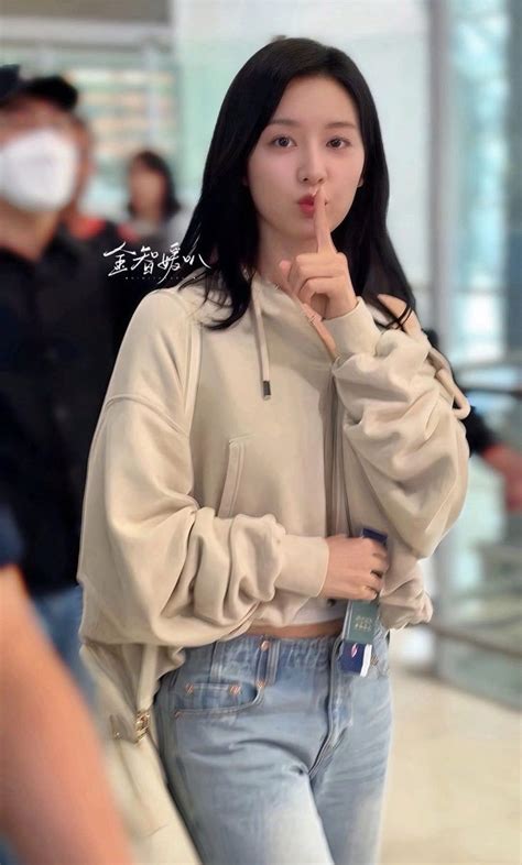 Pin By Woojin Jeong On 눈물의여왕 김지원 Kim Ji Won Classy Outfits Fashion