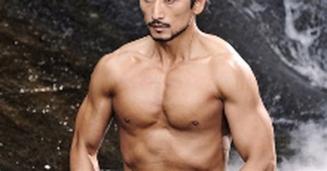 Cha In Pyo Khoe Thể Hình Vạm Vỡ