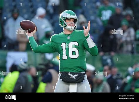 Philadelphia Eagles Tanner Mckee Warms Up Before An Nfl Football Game