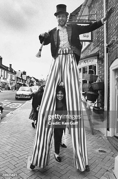 Actress Sarah Douglas Posing With Man On Stilts Foto Jornalística