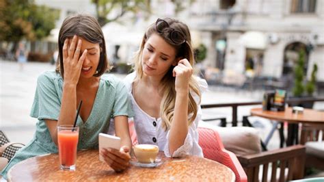 21 Signs Of Lingering Mommy Issues Affecting Your Mental Health