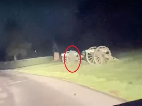 Captan dos figuras fantasmales en sitio histórico de campo de batalla