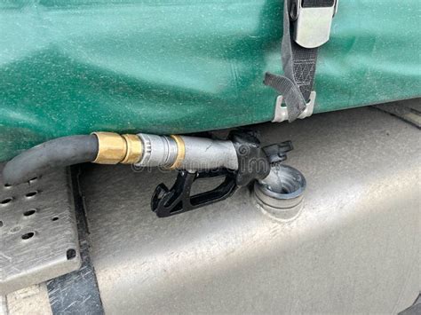 Llenando Un Tanque De Camiones Con Combustible Diesel En Una Gasolinera