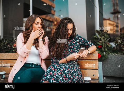 Chica Espia Fotografías E Imágenes De Alta Resolución Página 2 Alamy