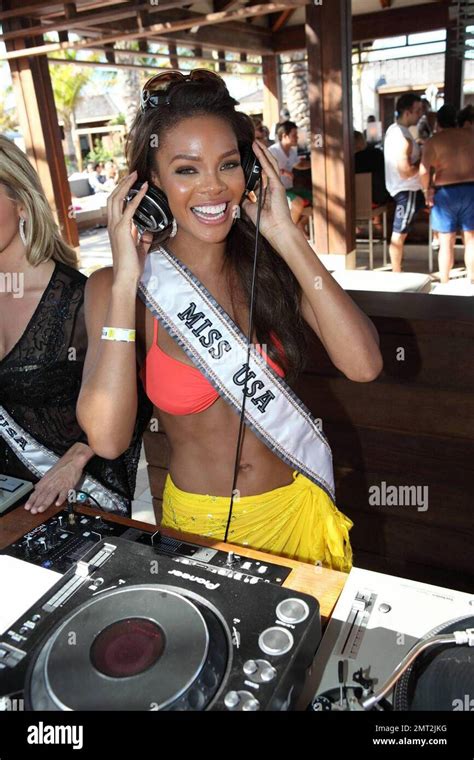 Exclusive Miss Texas Brooke Daniels And Miss Usa Crystle Stewart Help