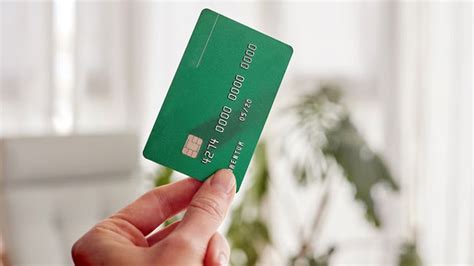 వారానికో డెబిట్ కార్డు తింటున్న మనిషి