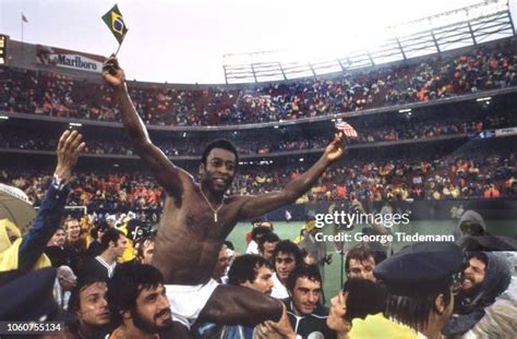 Pele 1977 Photos And Premium High Res Pictures Getty Images