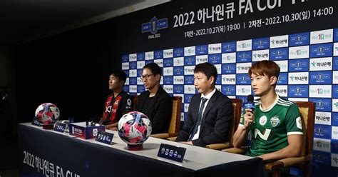 질문에 답하는 김진수