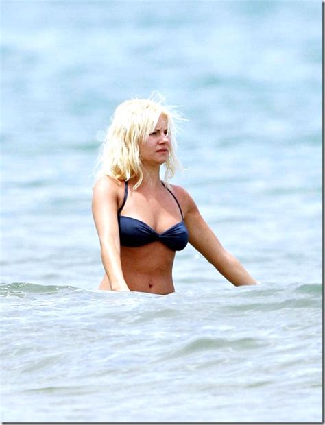 Celebrity Daily Photo Gorgeous Elisha Cuthbert Bikini Recent Beach Photos