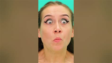 女の子の舌が焼け始めました。 Youtube