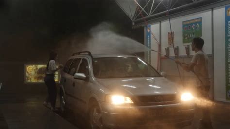 Mujer Se Esconde Detrás De Un Coche Videos De Stock Gratis Coverr