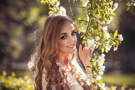 Hermosa Chica Rubia Caminando En Un Parque De Primavera Foto Premium