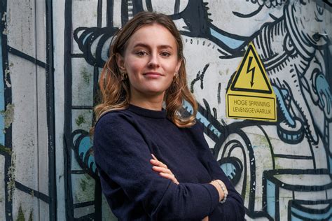 Klimaatactivist Hannah Prins ‘als Je Niks Wil Uitstoten Moet Je Naakt In Een Ton Gaan Leven