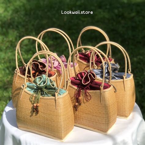 กระเป๋าสานแบบถือ กระเป๋าสตรีผู้หญิง ใส่กับชุดไทย Lookwaii Thaipick