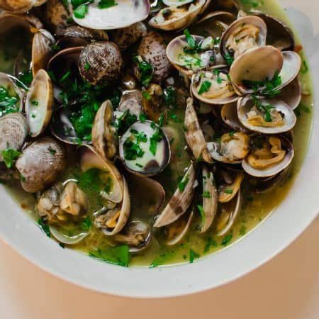 Steamed Clams With White Wine And Garlic The Little Ferraro Kitchen