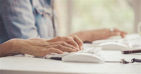 사업가가 사무실 책상에서 데스크톱 컴퓨터로 타이핑하고 작업하는 장면을 닫습니다 비즈니스 커뮤니케이션 및 직장 개념 사진 Unsplash의 무선 기술 이미지