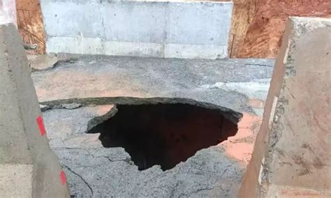 കാസര്‍ഗോഡ് ചെര്‍ക്കള ചട്ടഞ്ചാല്‍ ദേശീയപാതയില്‍ ടാറിങ് കഴിഞ്ഞ അപ്രോച്ച്‌ റോഡില്‍ വന്‍ ഗര്‍ത്തം