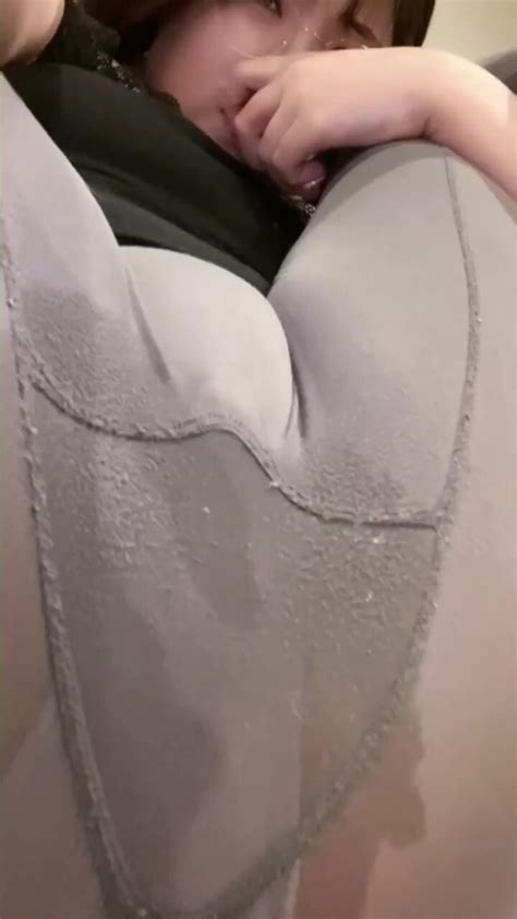 Cute Girl Pee Gray Leggings