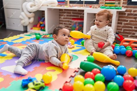 Dois Bebês Adoráveis Brincando Com Bolas E Pinos De Boliche Sentados No
