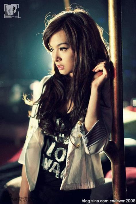 王若伊酒吧熟女写真 魔鬼身材电眼伤人新浪图片