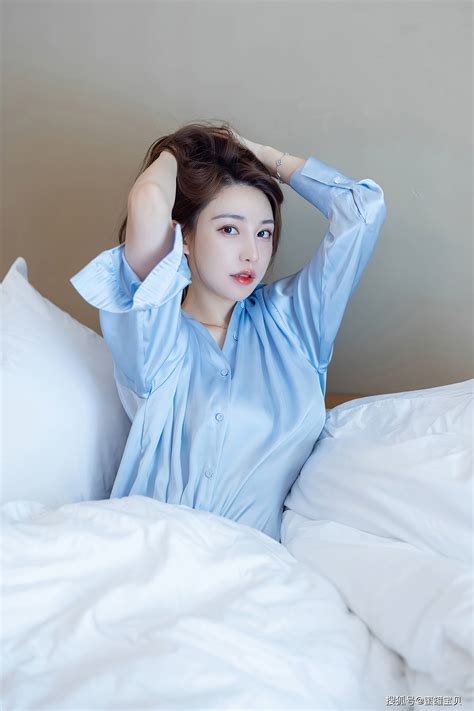 蓝衣女神刘奕宁居家照曝光，清纯笑容甜美融化心！ 搜狐大视野 搜狐新闻