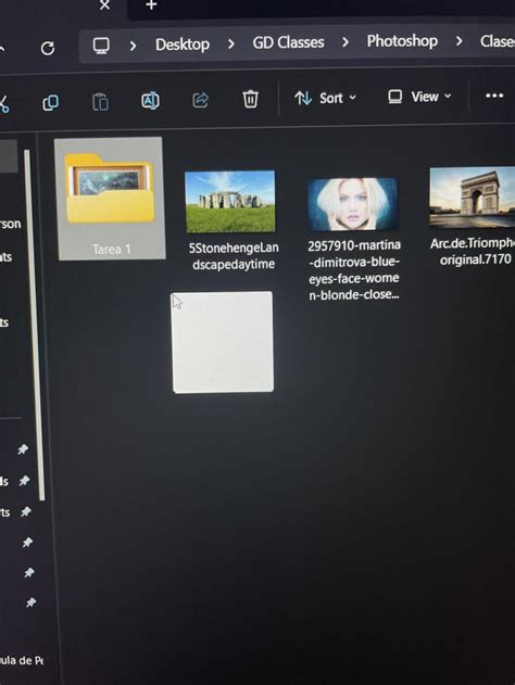 dragging any file displays white background or just white r windows11