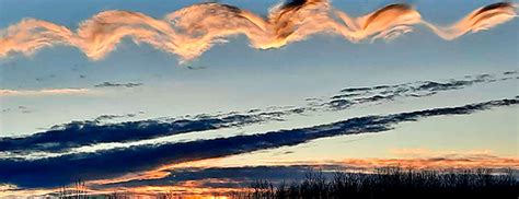 Nuvem Rara ‘helix Cloud Sobrevoa Céu Da Freguesia De Vila Chã Em Vila