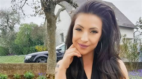 Roxy Zinger Startet Nach Elternzeit Wieder Onlyfans Content