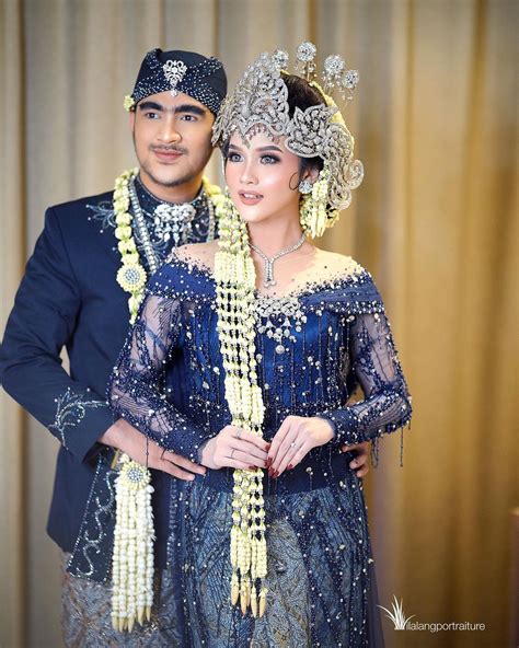Baju Pengantin Adat Sunda Warna Biru Hijab Pesona Margin Wieheerm Dan 11 Pesinetron Menikah