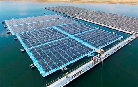 Pescan La Energía Solar Con Plantas Fotovoltaicas En El Agua