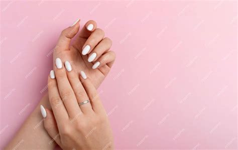 Mãos De Uma Linda Mulher Bem Cuidada Com Unhas Femininas Em Um Fundo