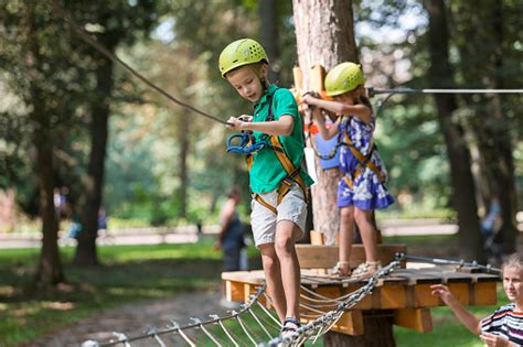 로프 길에 등반 활동에서 보호 하네스와 안전 헬멧에 두 아이 소년과 소녀 거리에 대한 스톡 사진 및 기타 이미지 거리 균형 기술 Istock