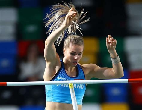 Seiväshyppääjä Elina Lampela Ilahdutti Fanejaan Julkaisi Rantakuvan