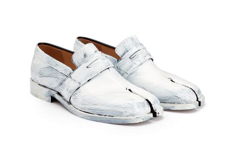 Maison Margiela выпустил лоферы-таби, полностью покрытые краской | BURO.