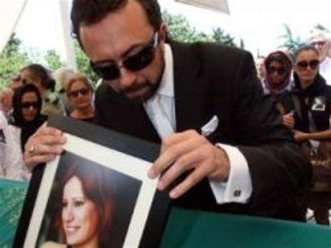 Burçin Bildik Eşini Damatlığıyla Uğurladı Foto Video